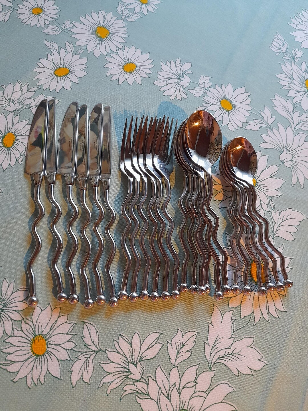 Pretty Wavy Cutlery, 24 Pieces....6 Knives, 6 Dessert Spoons, 6 Forks ...