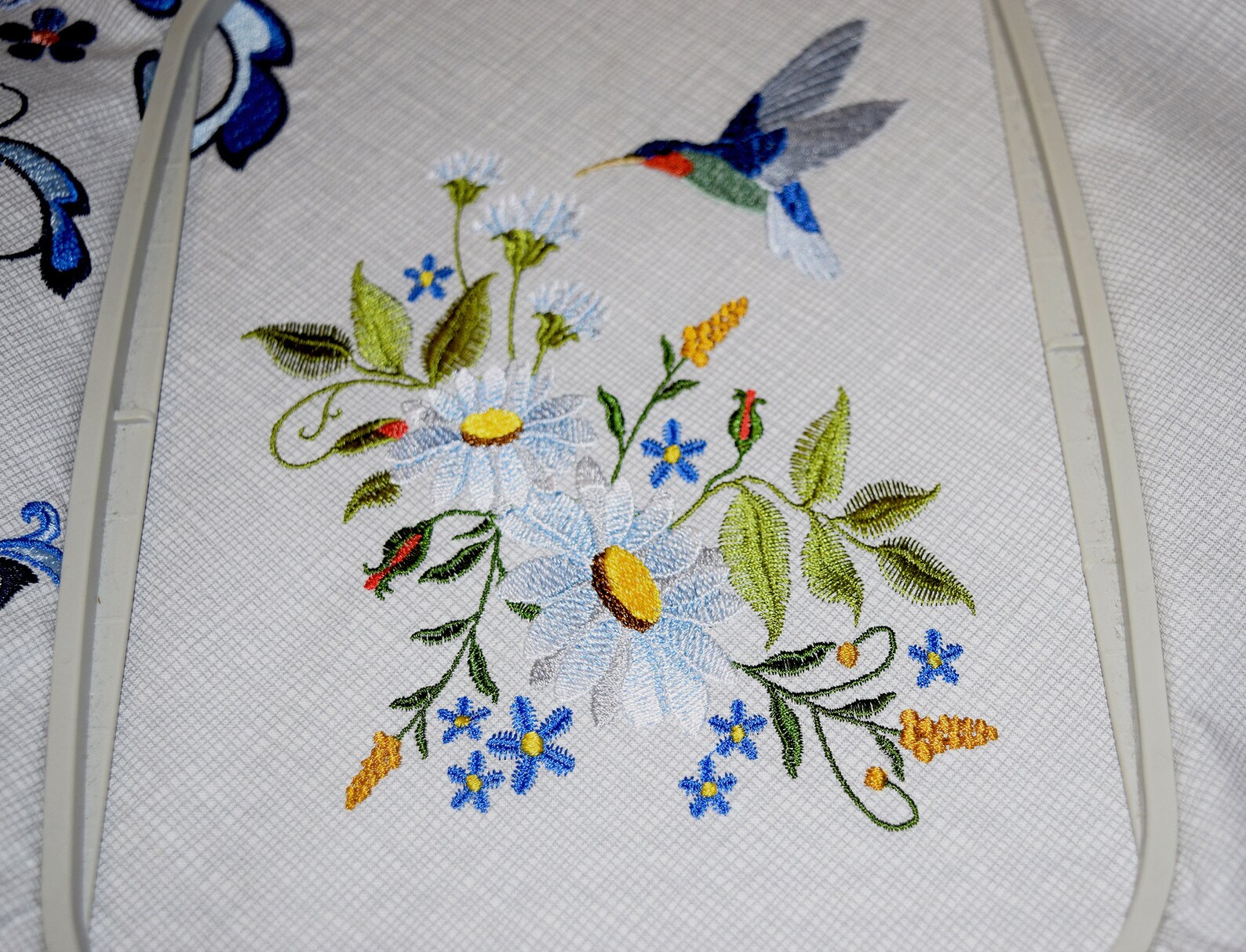 HUMMINGBIRD and FLOWERS Bird Embroidery Design Machine Embroidery ...