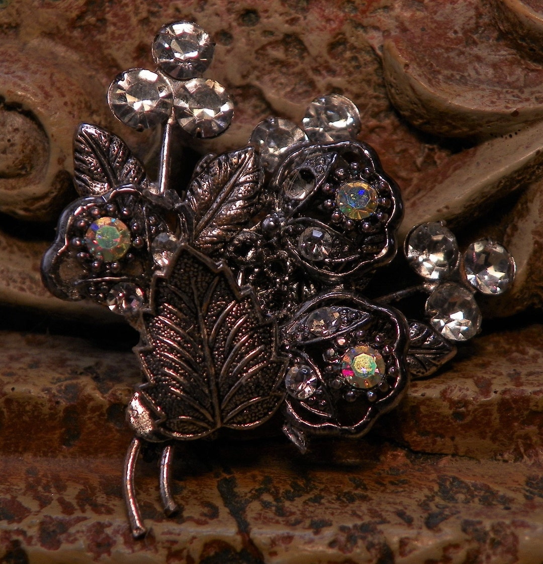 ELEGANTE VINTAGE FLOWER BROCHE Silver Tone Floral Motiff Acentuado con ...