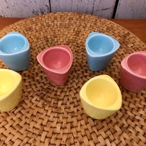 Rare Egg Holder Caddy Ceramic Triangle Salt and Pepper Shaker Set MCM ...