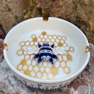 Porcelain bee ashtray hand painted and clayed | Etsy