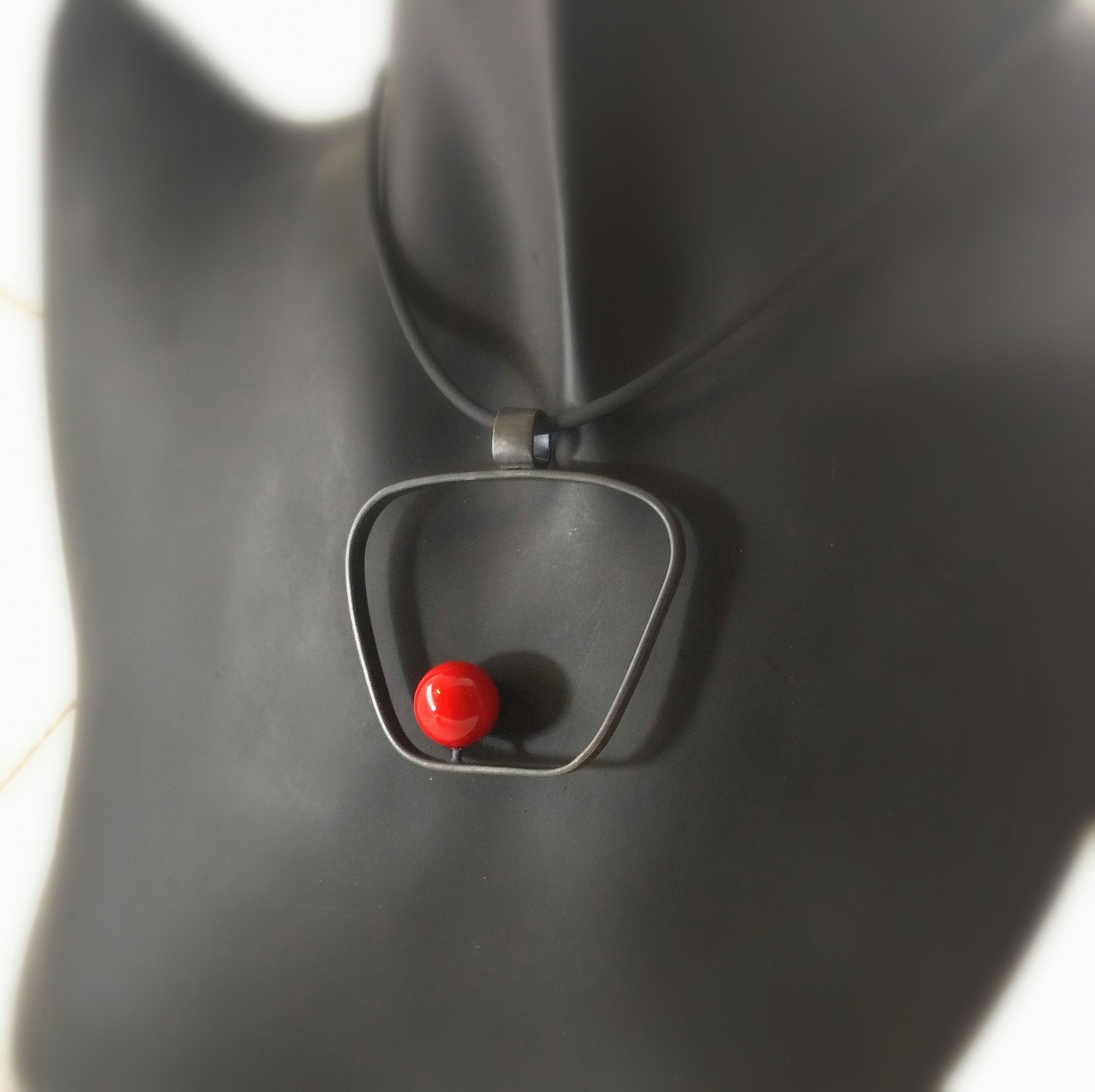 PoP- Colgante en plata negra con cuenta roja - disponible en 2 tamaños ...