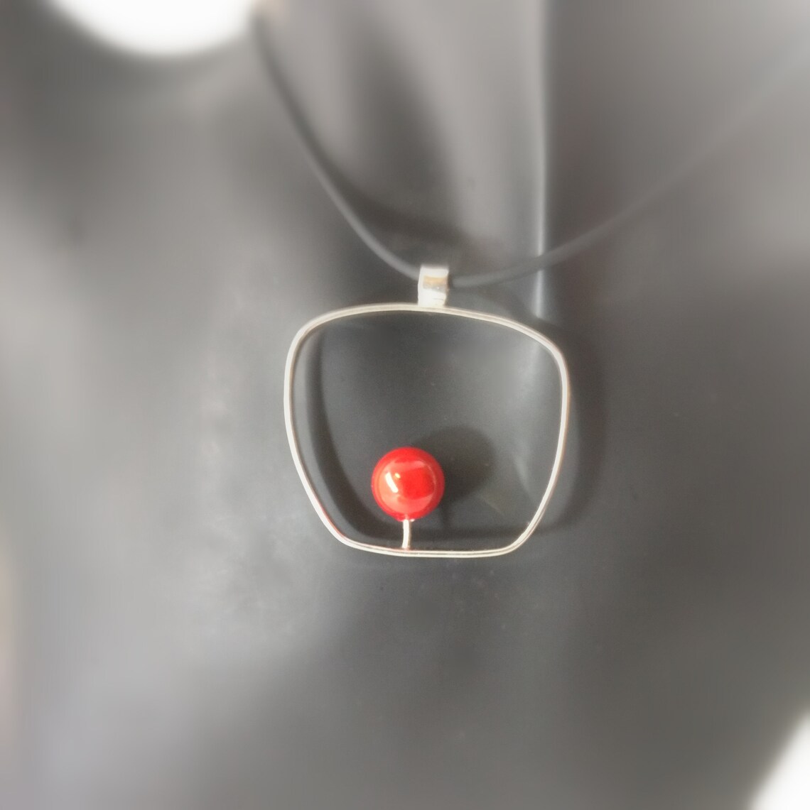 PoP Colgantes en plata con cuenta de vidrio roja disponible en 2 ...