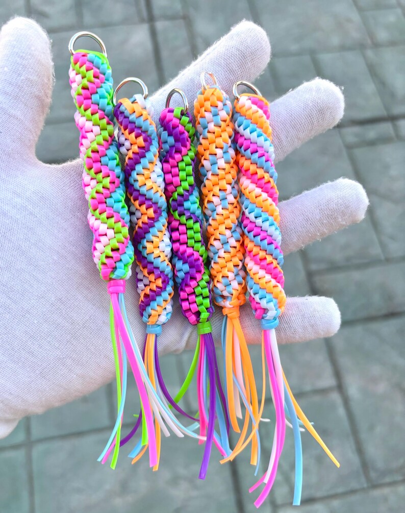 5pcs SWIRL PATTERN Design Plastic Lace Handcrafted Keychains Hanging ...