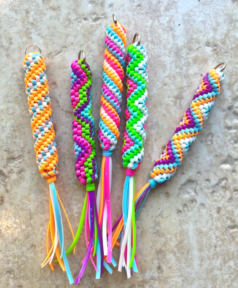 5pcs SWIRL PATTERN Design Plastic Lace Handcrafted Keychains Hanging ...