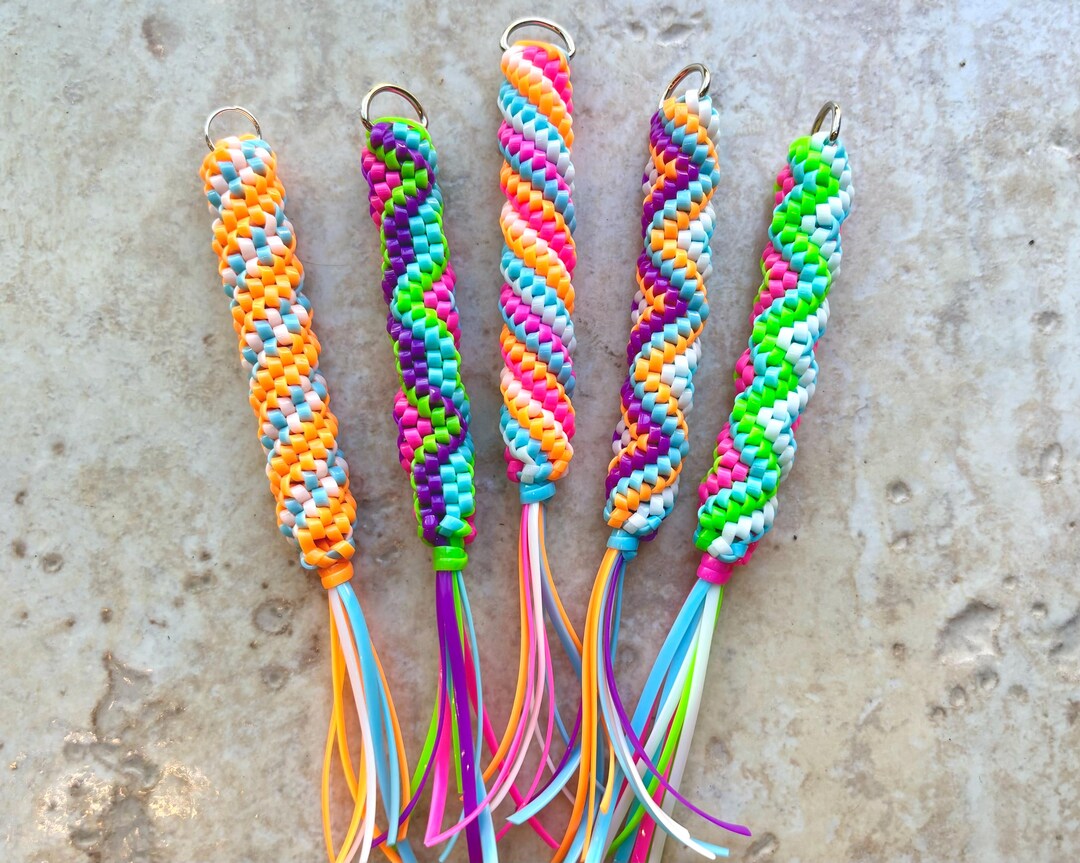 5pcs SWIRL PATTERN Design Plastic Lace Handcrafted Keychains Hanging ...