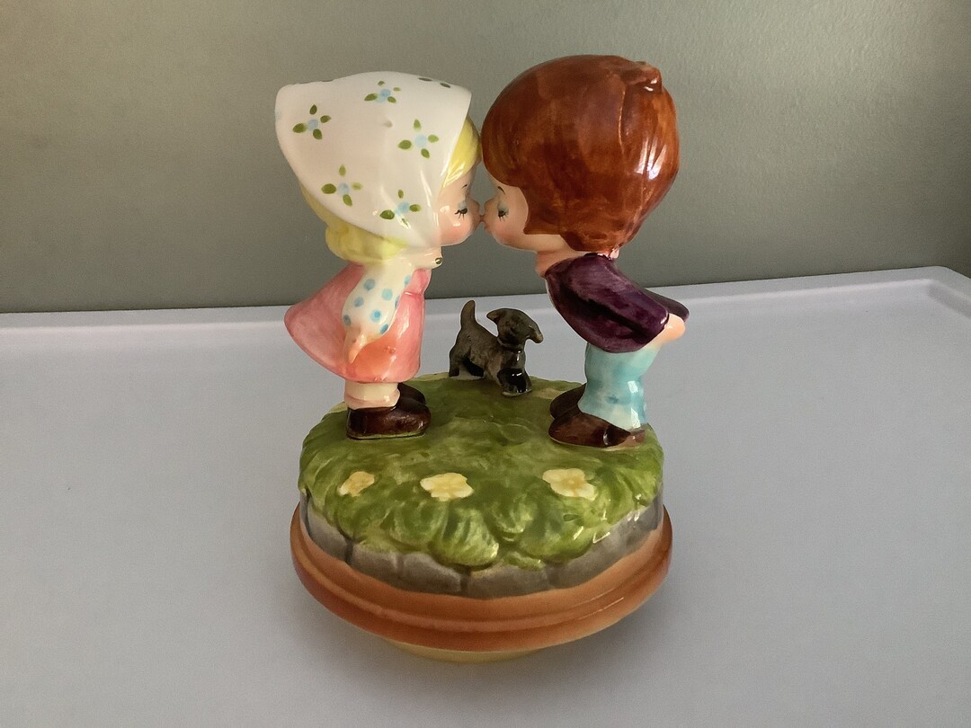 Vintage Sankyo Japan Music Box boy and Girl Kissing-plays Love Stor - Etsy