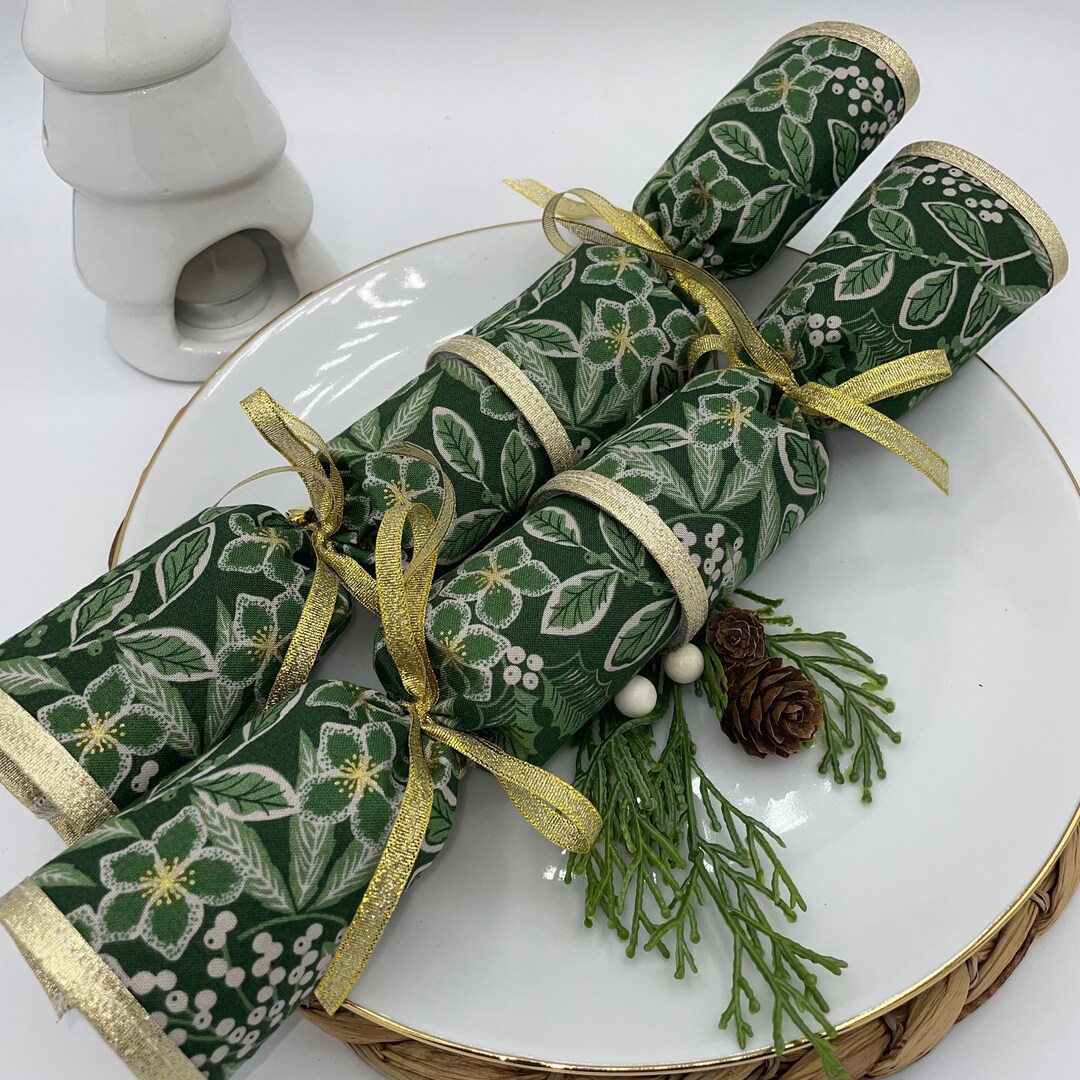 Green Holly Christmas Flower Lewis & Irene Fabric Reusable Crackers Set ...