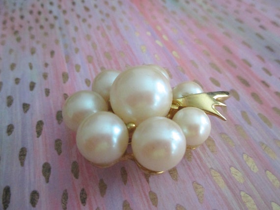 Large Pearl Brooch ~ Vintage 1950s Era - Gem
