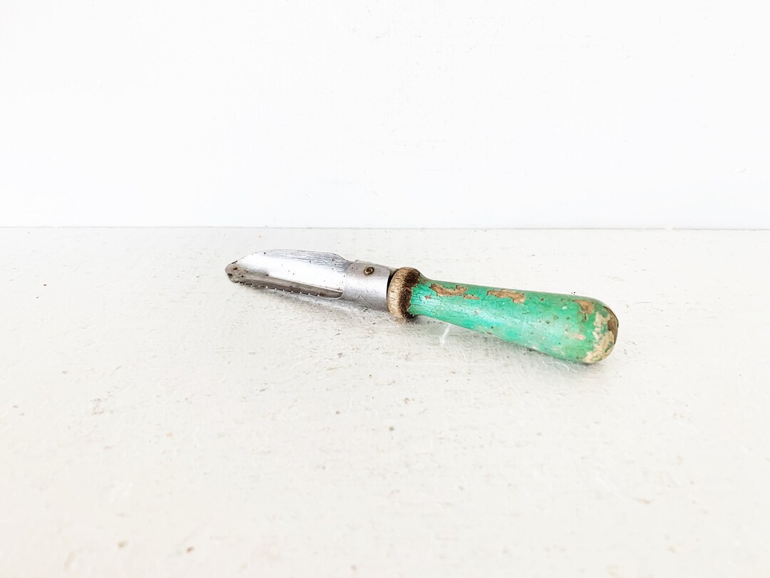 Classic Vintage Fading Green Wooden Handle Peeler/vintage Kitchen ...