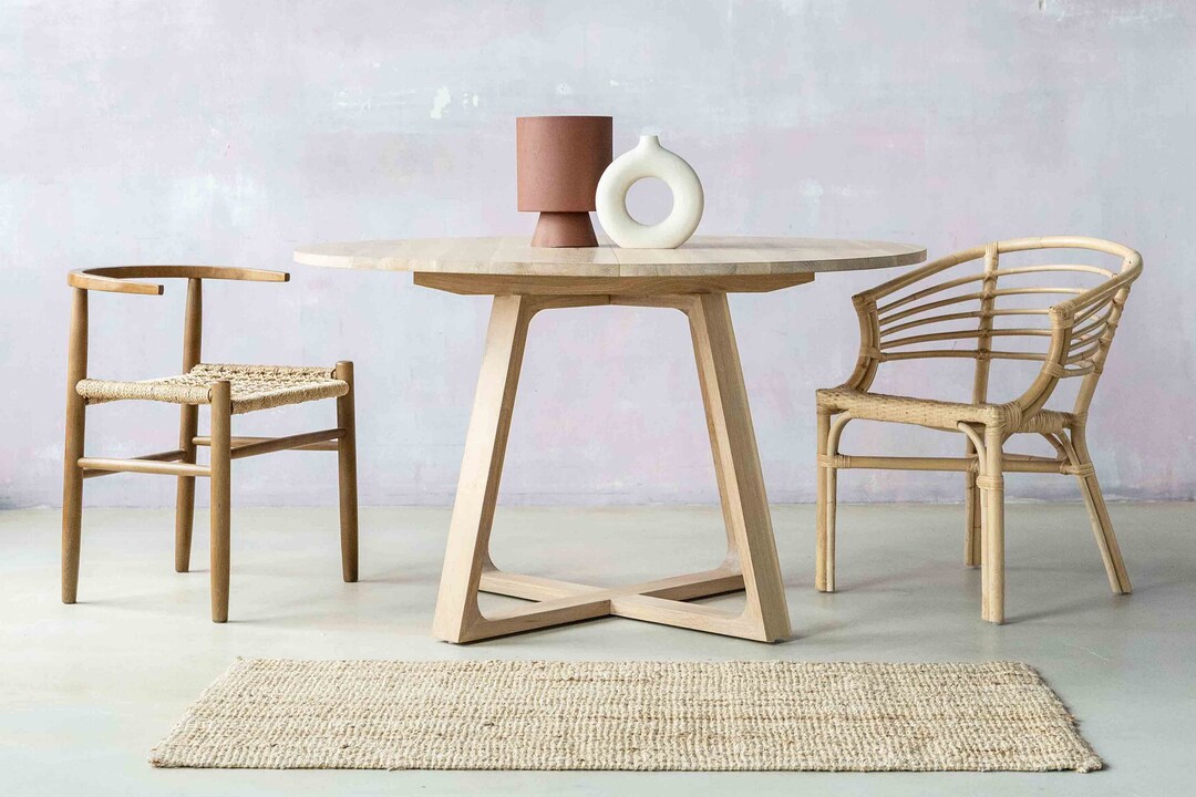 Nonextendable Solid Oak Round Dining Table. Raw Oak Wood Effect Finish. Kitchen/ Living-room ...
