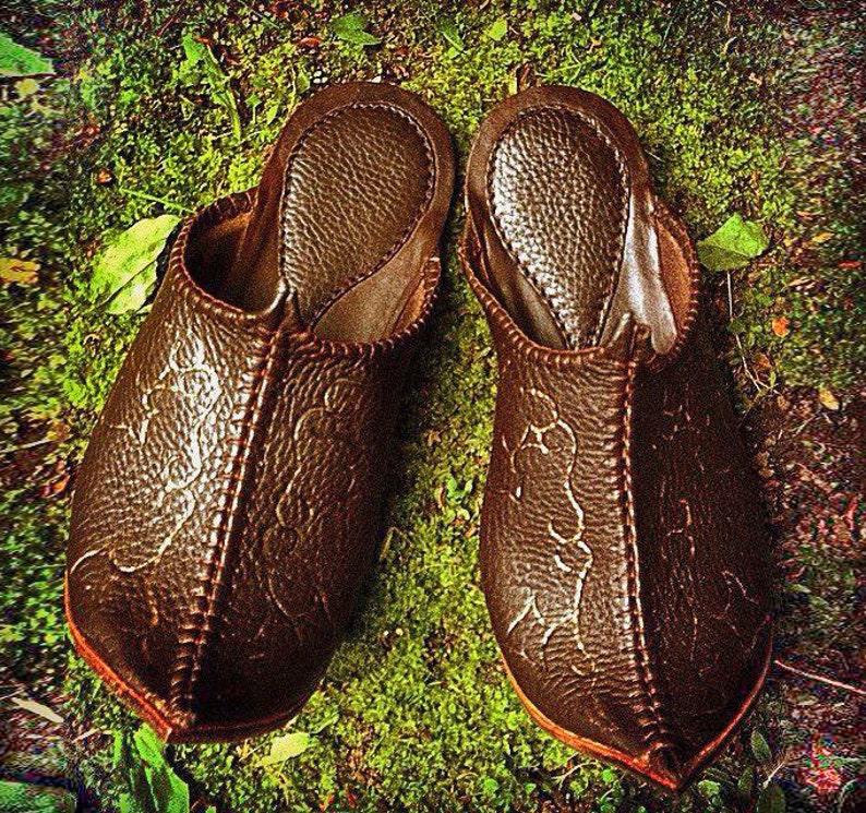 Moroccan traditional babouche. Aladdin leather slippers. | Etsy