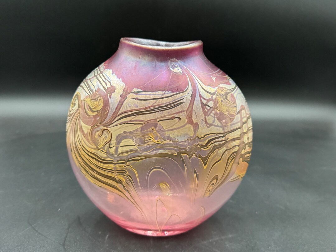 1988 Mark Chapman Art Glass Pink Gold Iridiscent Vase Signed 7 1/4” H ...