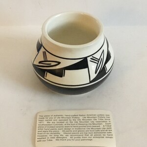 Wonderful / Ute Mountain Tribal Native Pottery Vase Signed Erin Clark ...