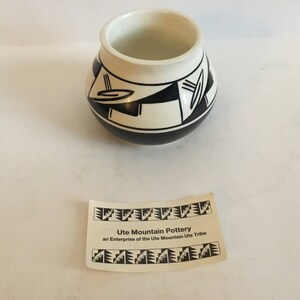 Wonderful / Ute Mountain Tribal Native Pottery Vase Signed Erin Clark ...