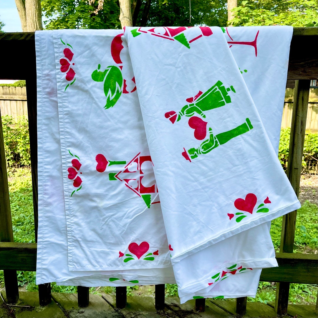 Vintage 1980s White Cotton Bedding With Red and Green Amishish Artwork ...