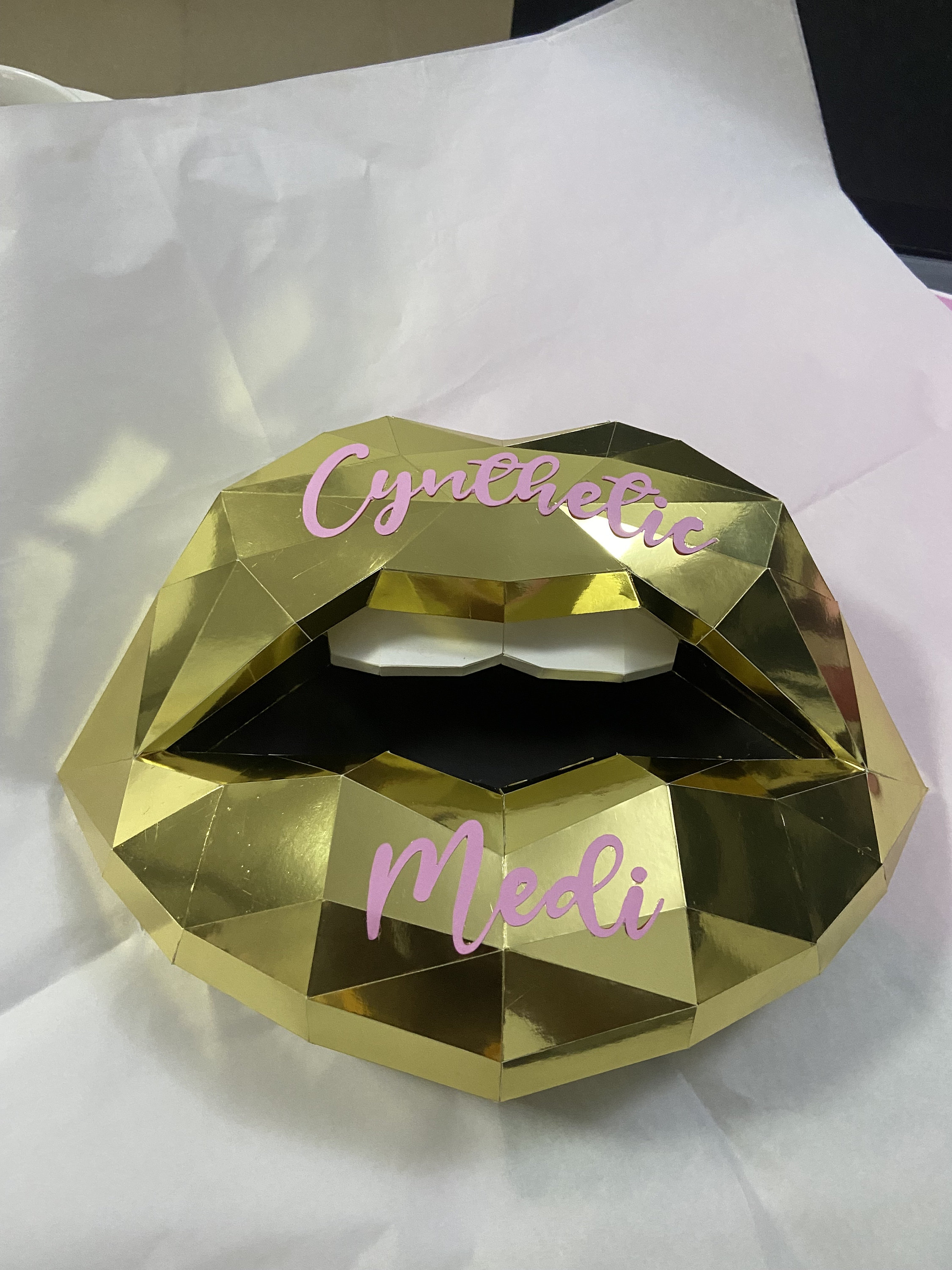 Gold Lip Art for Home Studio Salon | Gift for Makeup Artist, Makeup ...