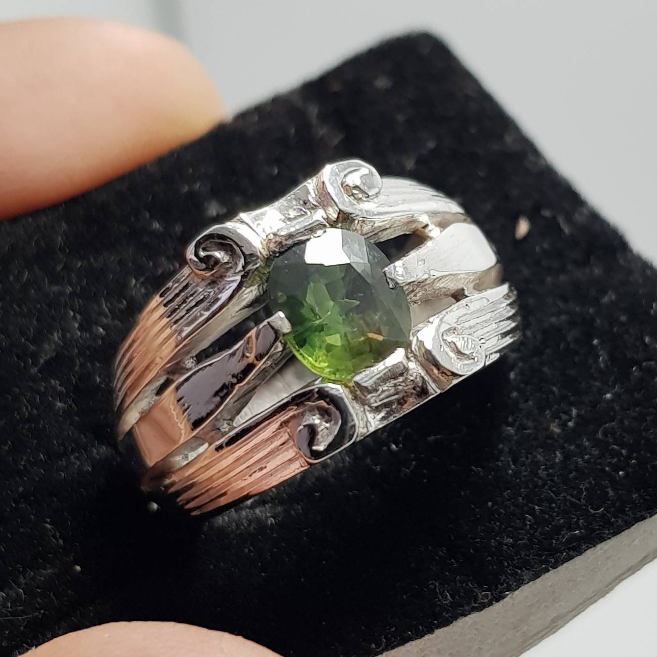 1.5 Ct Natural Rich Green Great Colour and Luster Ceylon Sapphire ...