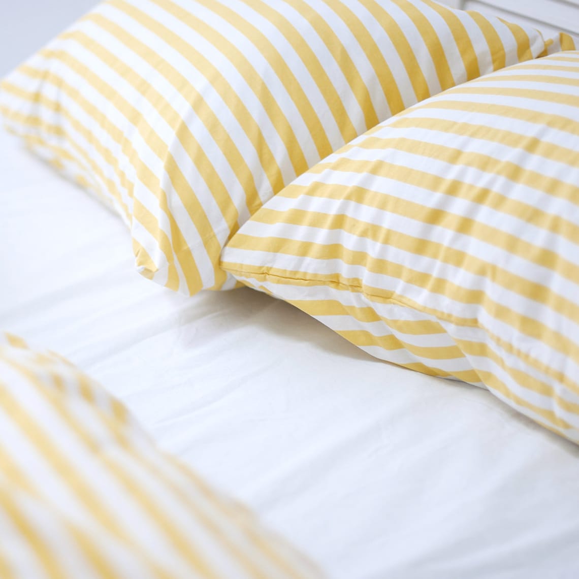 Cotton Bedding Set of 5 Pieces in Yellow and White. Flat Sheet, Fitted ...