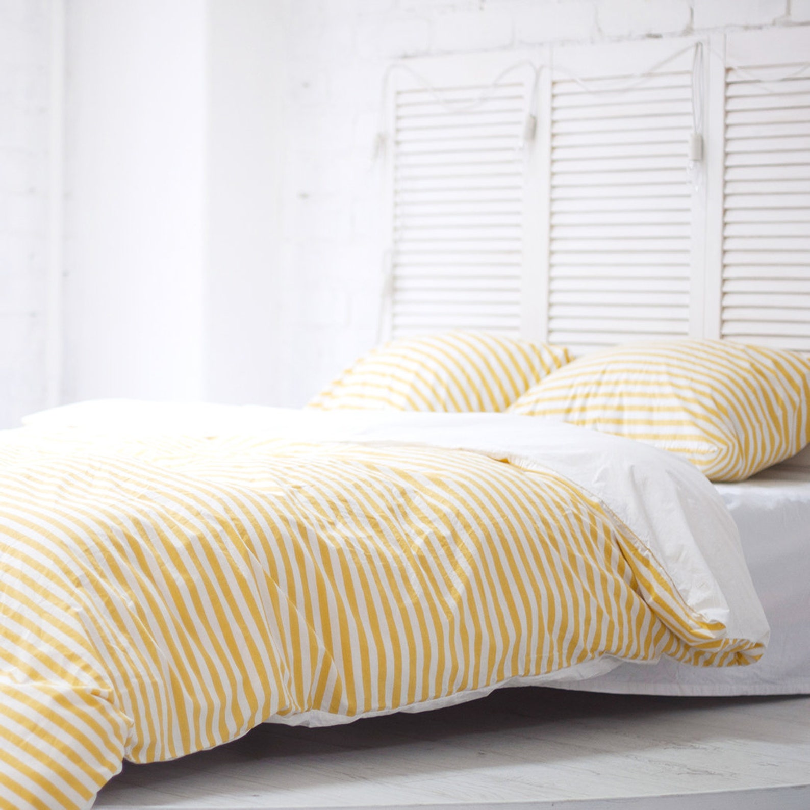 Cotton Bedding Set of 5 Pieces in Yellow and White. Flat Sheet, Fitted ...