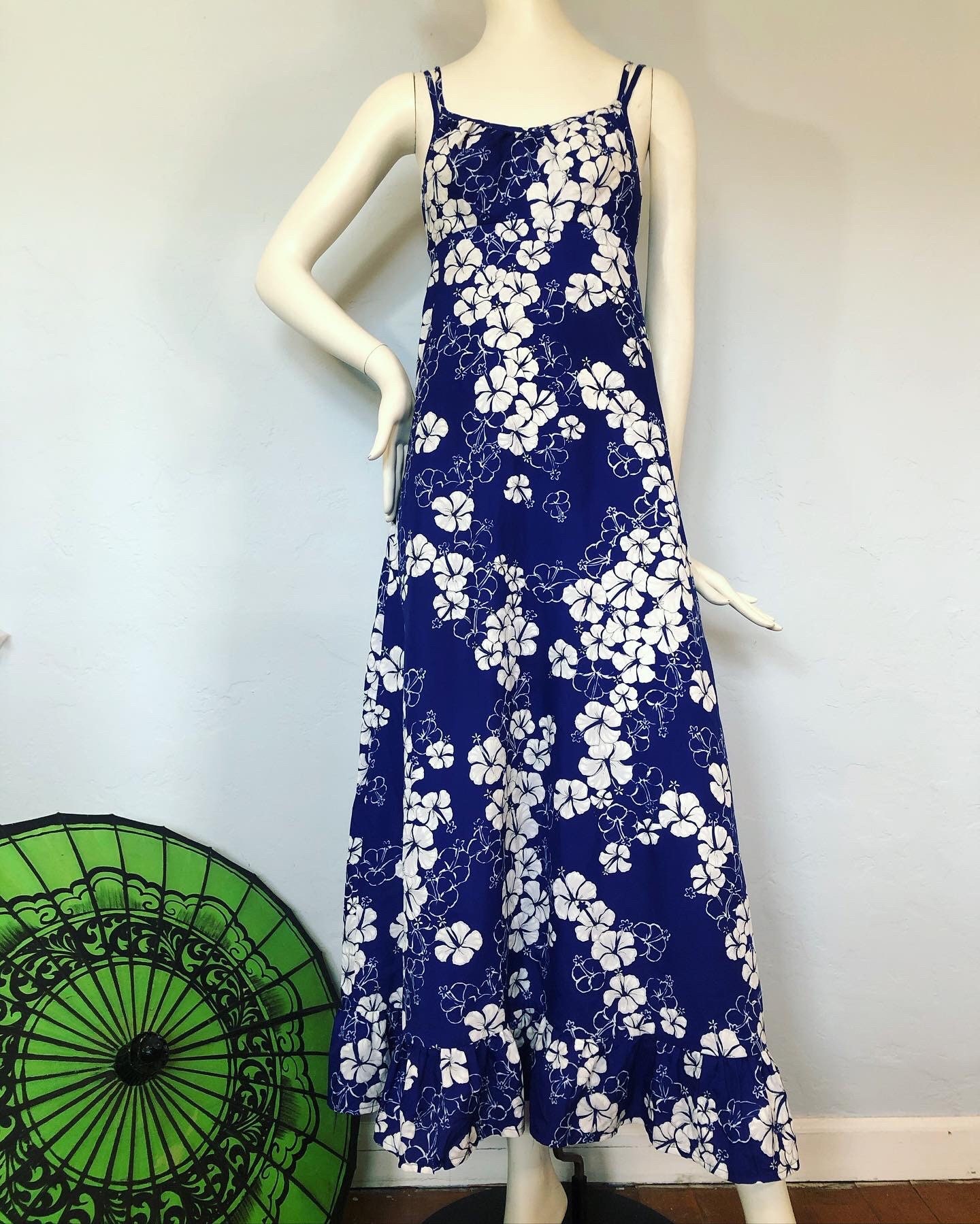Vintage 1960's Blue and White Hawaiian Hibiscus Floral Print Vintage 1960's Blue and White Hawaiian Hibiscus Floral Print