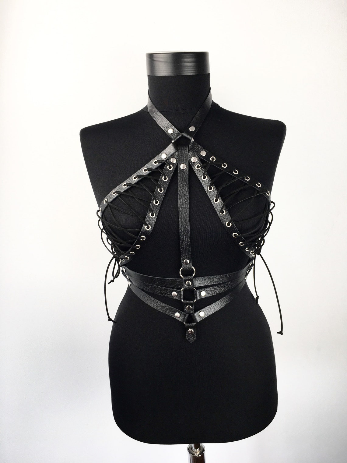 Brustharness aus schwarzem Leder zum Schnüren - Etsy.de Brustharness aus schwarzem Leder zum Schnüren - Etsy.de