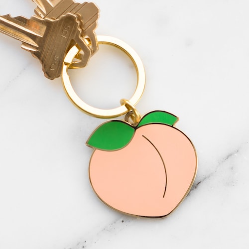Peach Enamel Keychain // Gold / Peach Emoji / Fruit Keychain / | Etsy