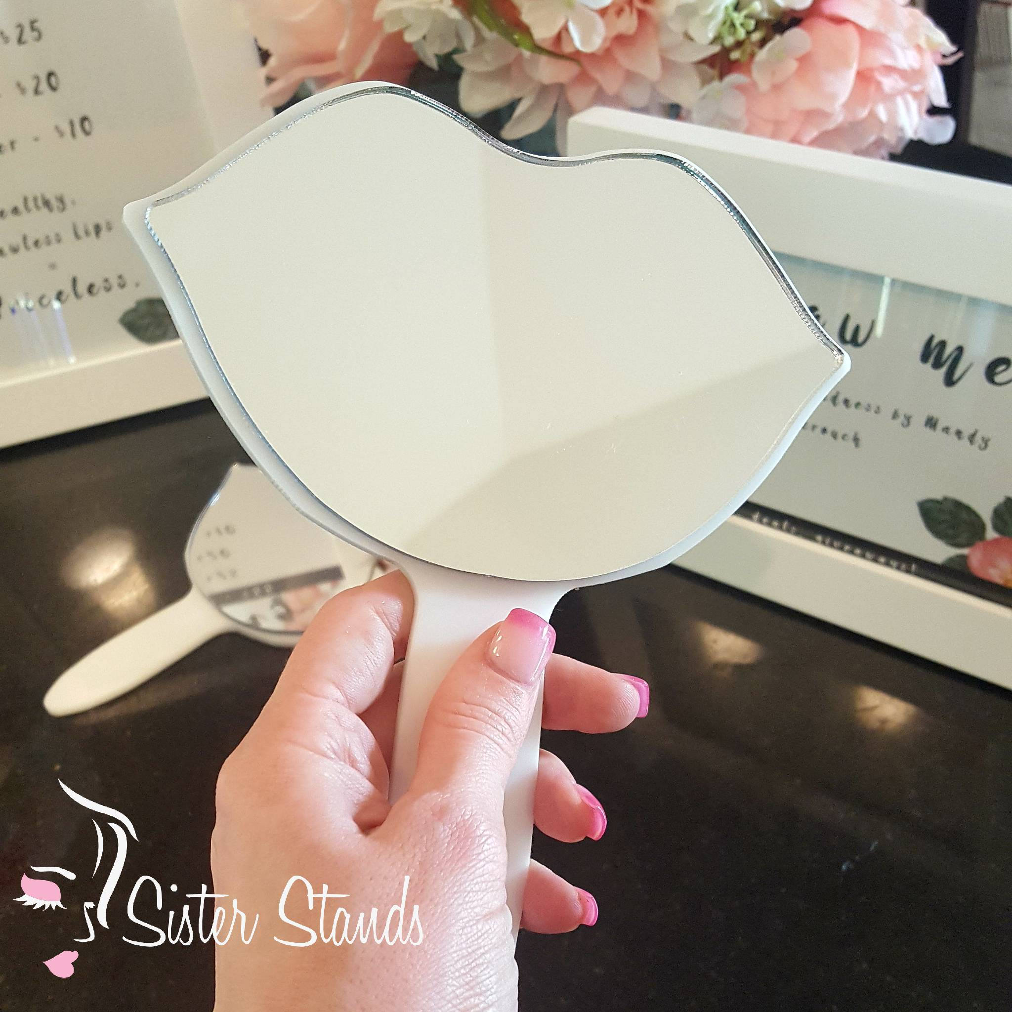 Lip shaped hand mirror - tewspar
