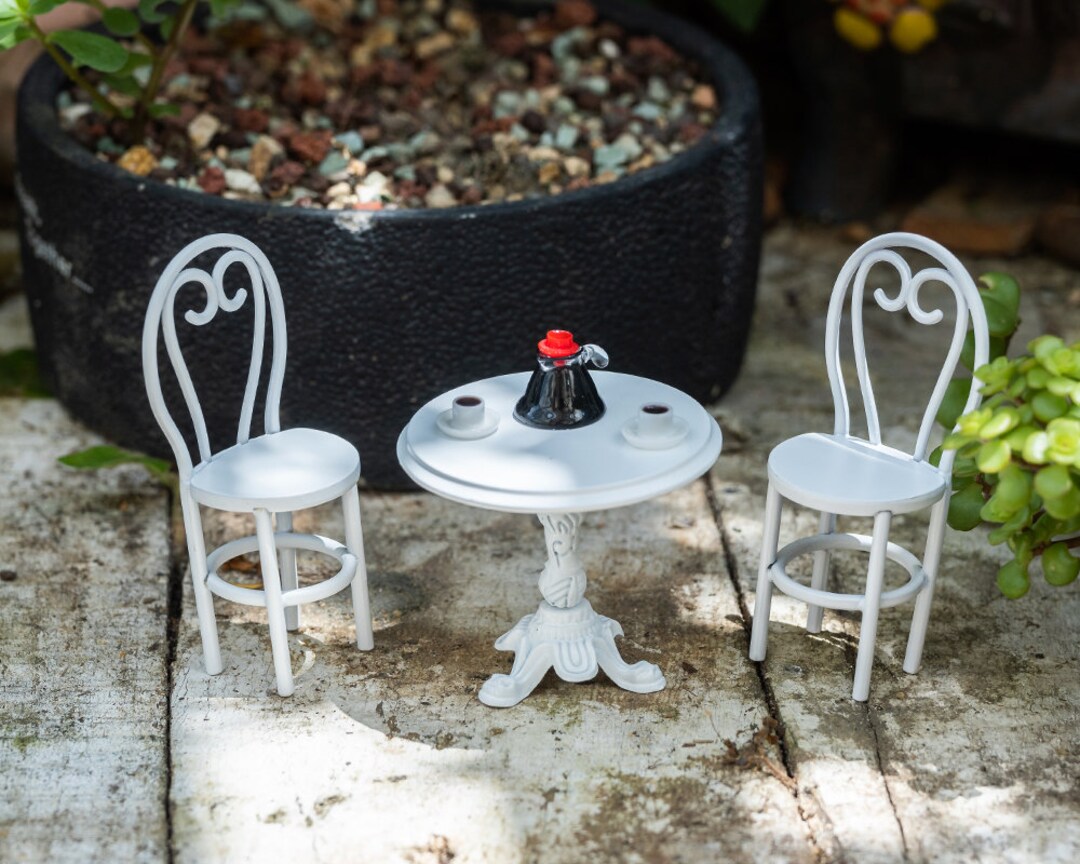 1:12 Miniature A Set of 6pcs Iron White Table & Chairs and Teapot Cups ...
