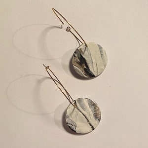 Weiße Marmor-Reifen mit runder Kreis-Baumeln - EFEU - Polymer Clay ...