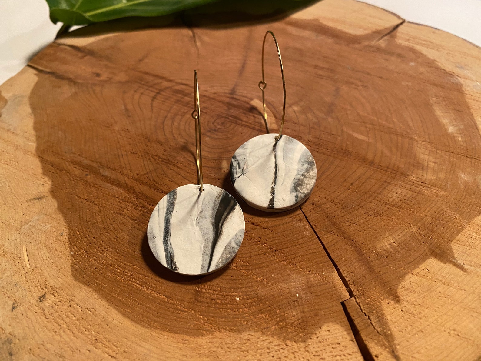 Weiße Marmor-Reifen mit runder Kreis-Baumeln - EFEU - Polymer Clay ...