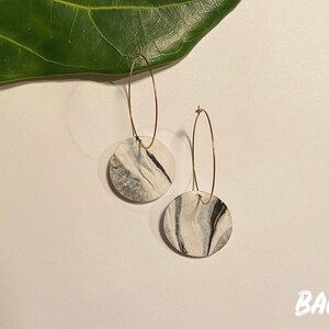 Weiße Marmor-Reifen mit runder Kreis-Baumeln - EFEU - Polymer Clay ...