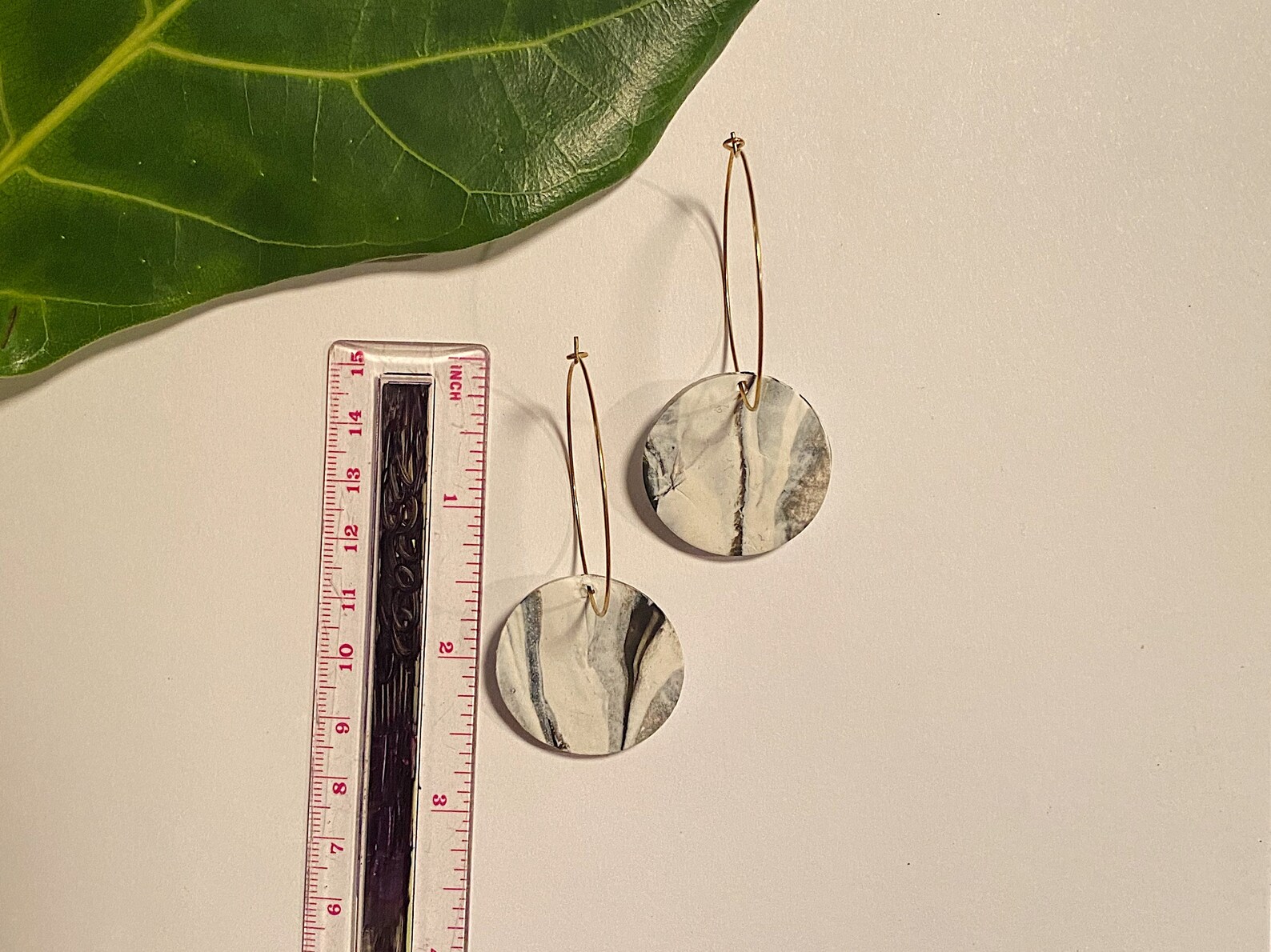Weiße Marmor-Reifen mit runder Kreis-Baumeln - EFEU - Polymer Clay ...