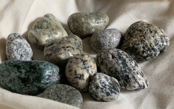 River rocks black white spotted hand polished spotted - Etsy.de