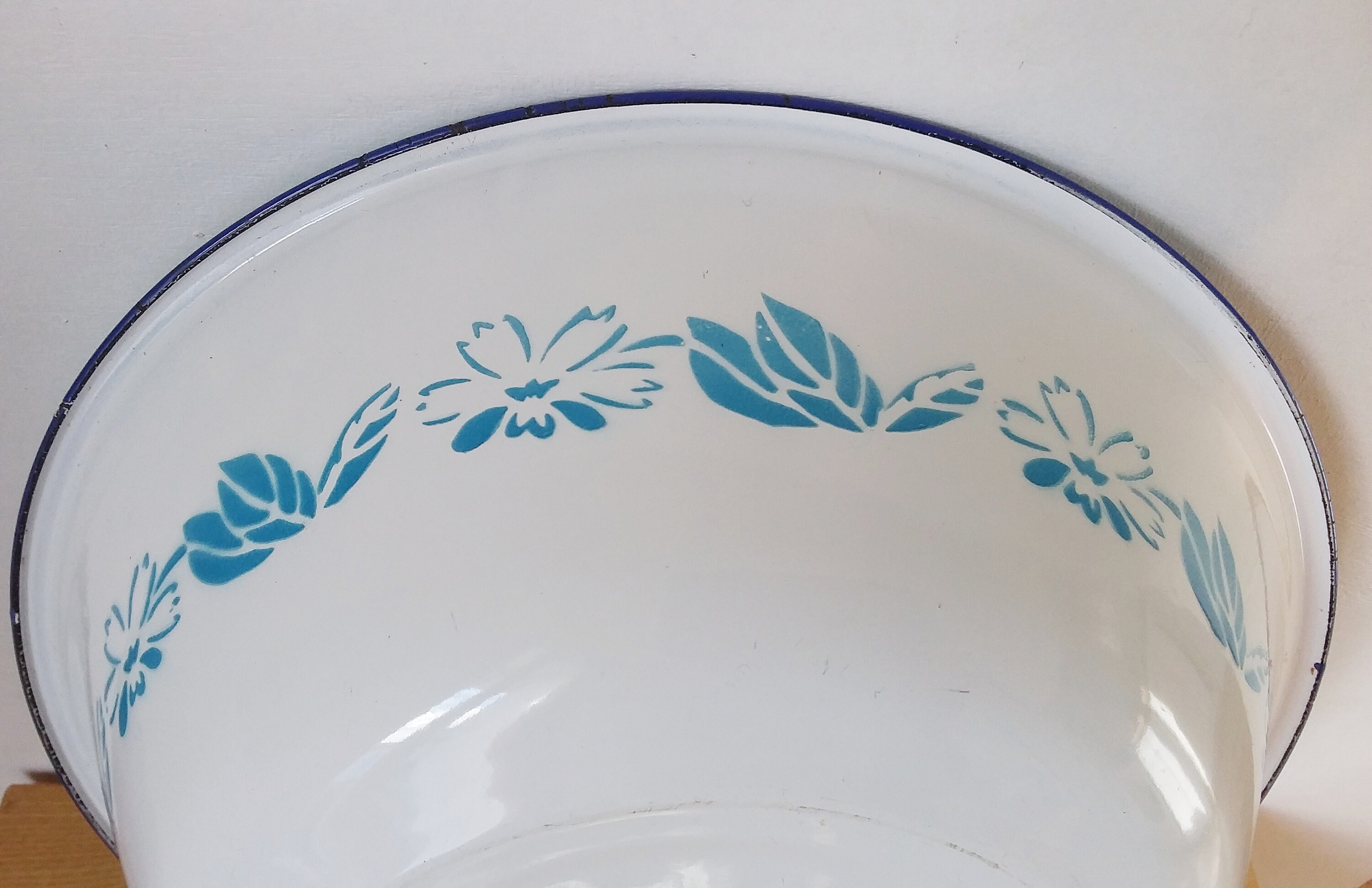 Shabby chic. ANCIEN grosse bassine , Cuvette Emaillée , Fleurs , motif ...