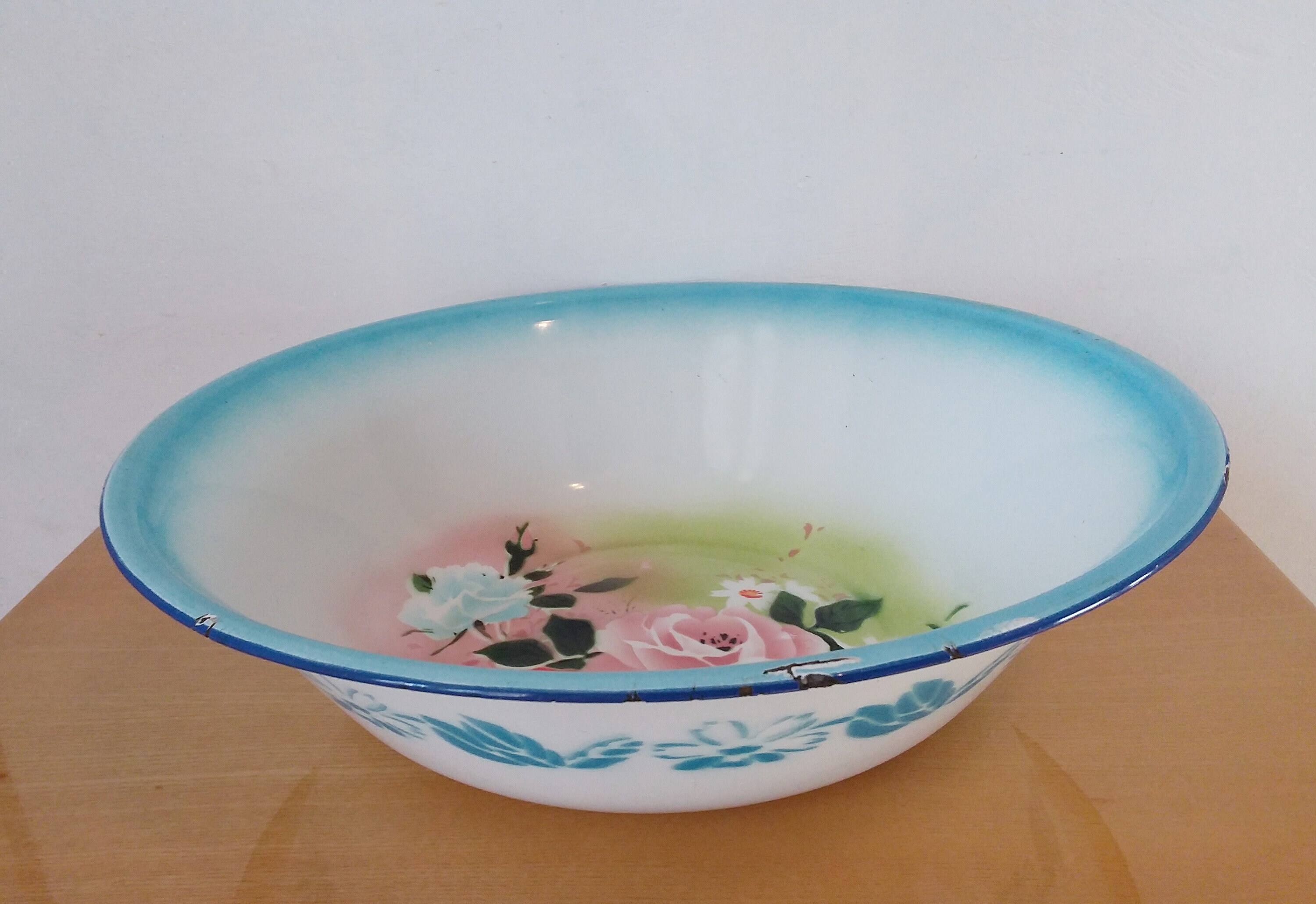 Shabby chic. ANCIEN grosse bassine , Cuvette Emaillée , Fleurs , motif ...