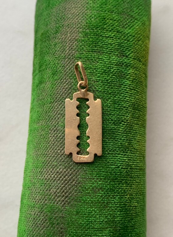 Vintage razor blade pendant - Gem