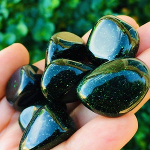 GREEN Goldstone Crystal (1) Sand Stone Glitter Beautiful TUMBLED Green ...