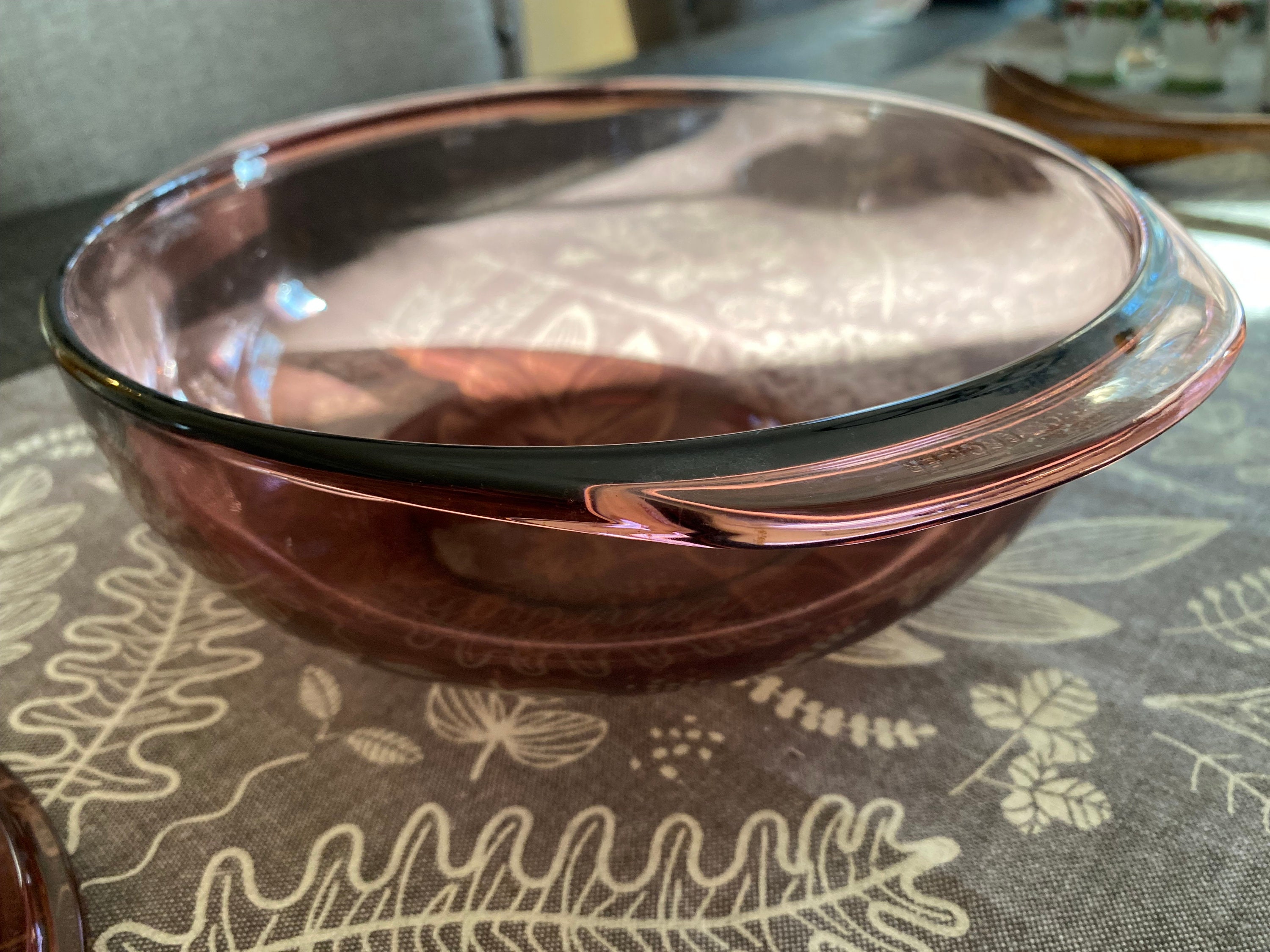 PYREX Cranberry 2L Round Casserole Dish With Lid, Pyrex 024 Cranberry ...