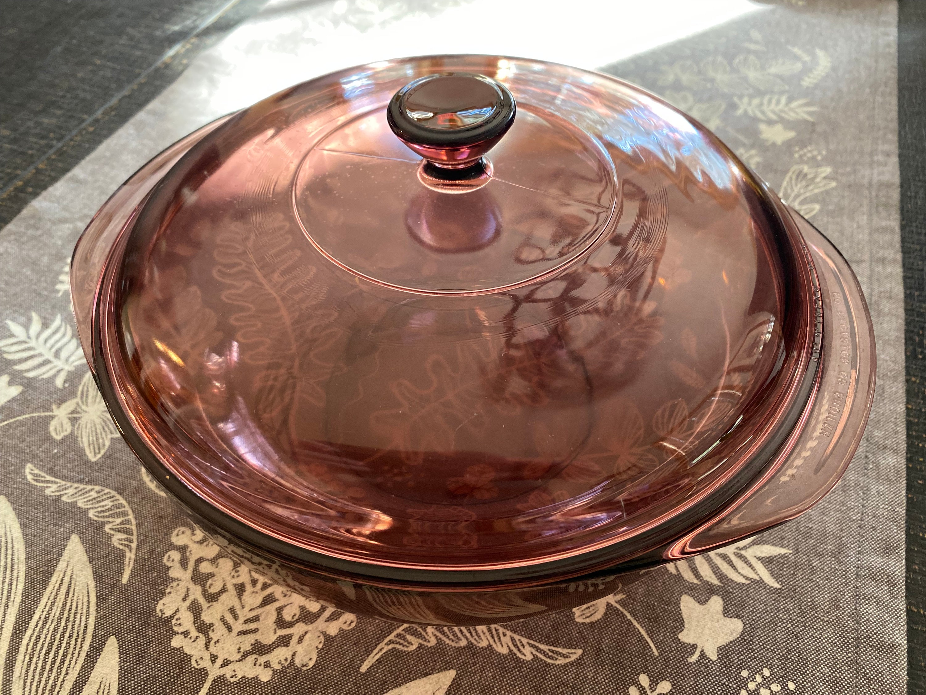 PYREX Cranberry 2L Round Casserole Dish With Lid, Pyrex 024 Cranberry ...