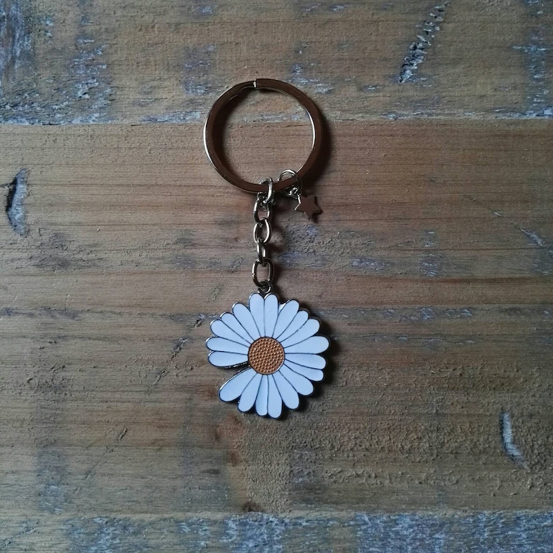 Daisy Keychain - Etsy