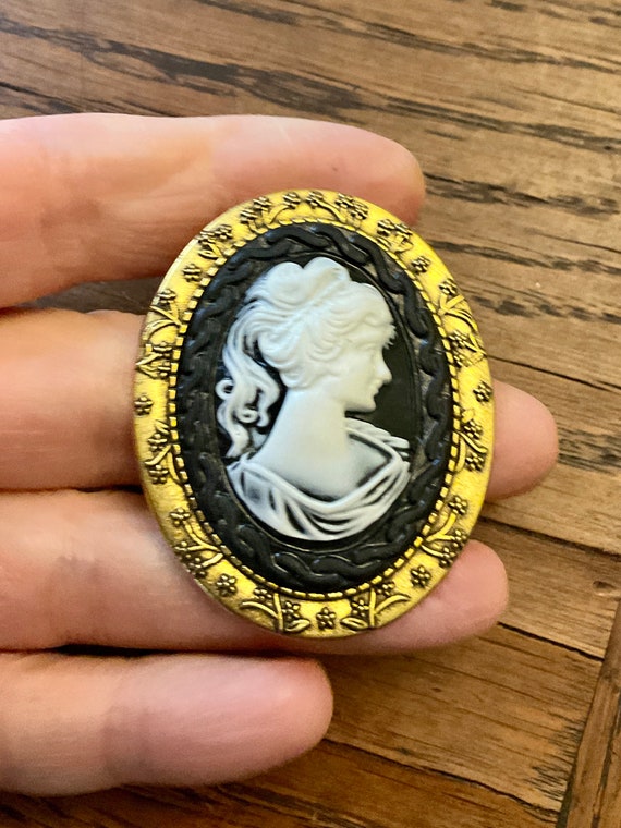 CAMEO VINTAGE BAKELITE Carved Great Brooch- Black/ Wh… - Gem