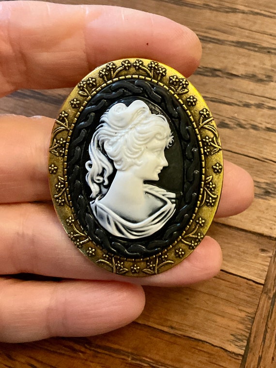 CAMEO VINTAGE BAKELITE Carved Great Brooch- Black/ Wh… - Gem