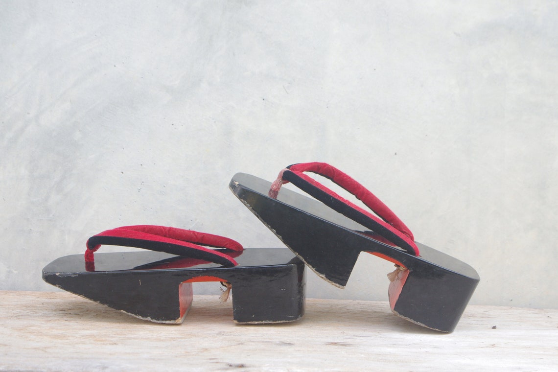 Vintage Shoes Japanese Okobo Kimono Shoes Susohiki Kimono red - Etsy