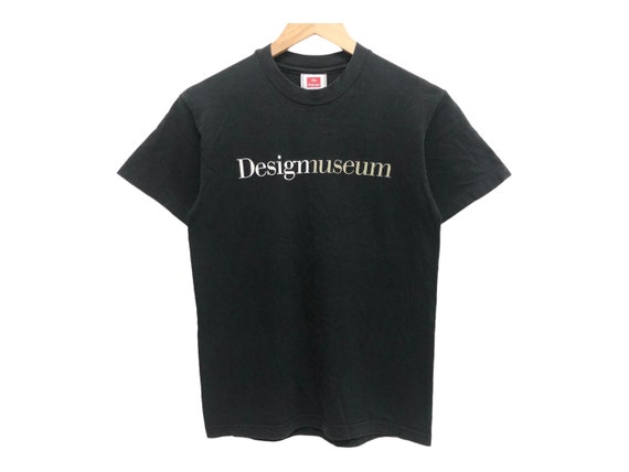 Vintage Designmuseum Minimalist Font Logo Tee Gem