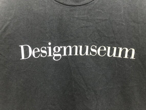Vintage Designmuseum Minimalist Font Logo Tee Gem