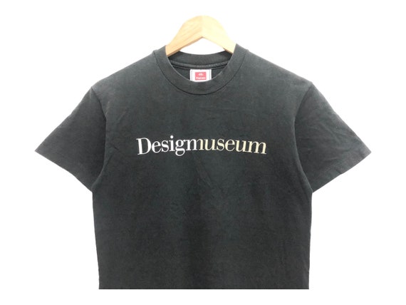 Vintage Designmuseum Minimalist Font Logo Tee Gem
