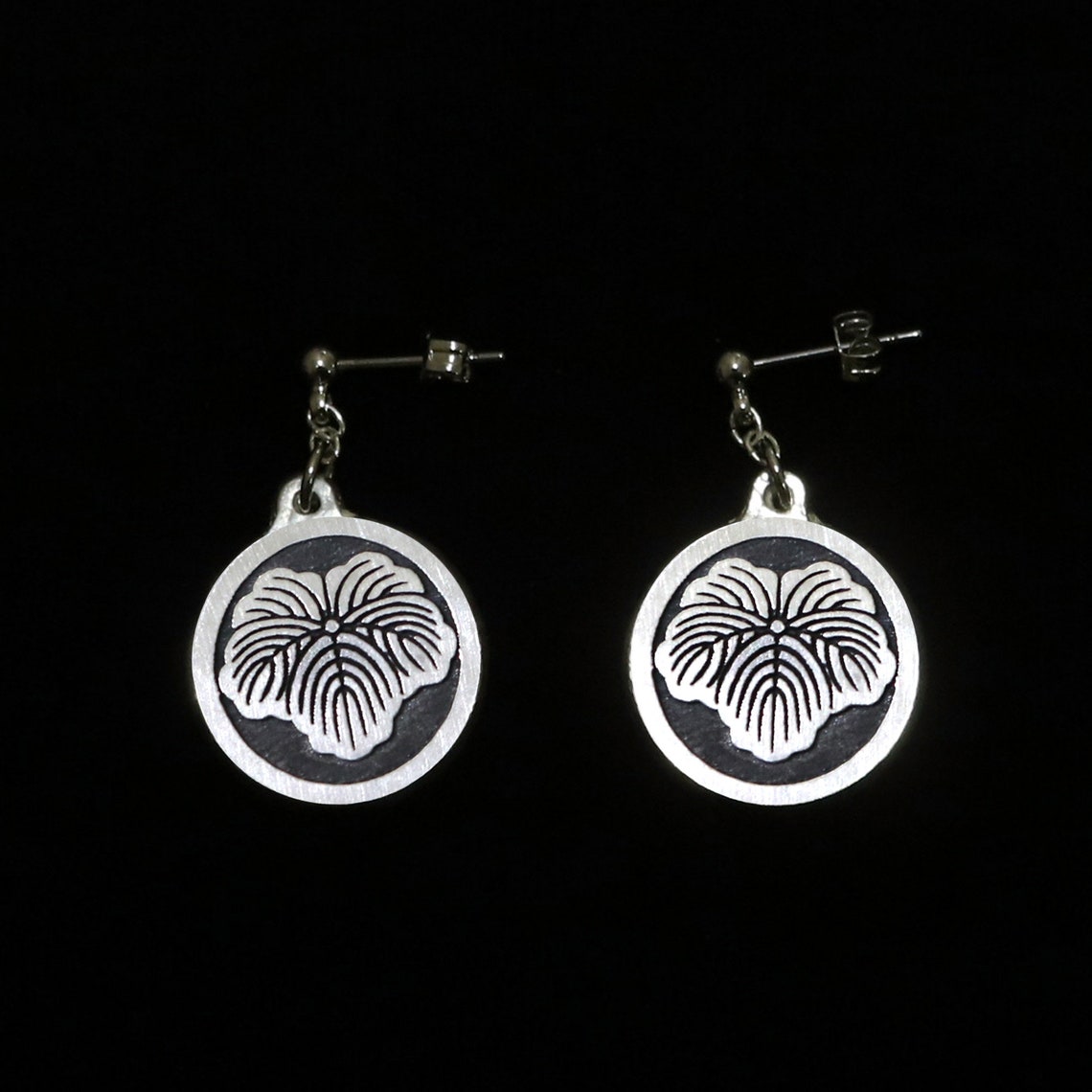 Ivy in a Circle Maruni Tsuta Kamon Earrings Japanese - Etsy UK