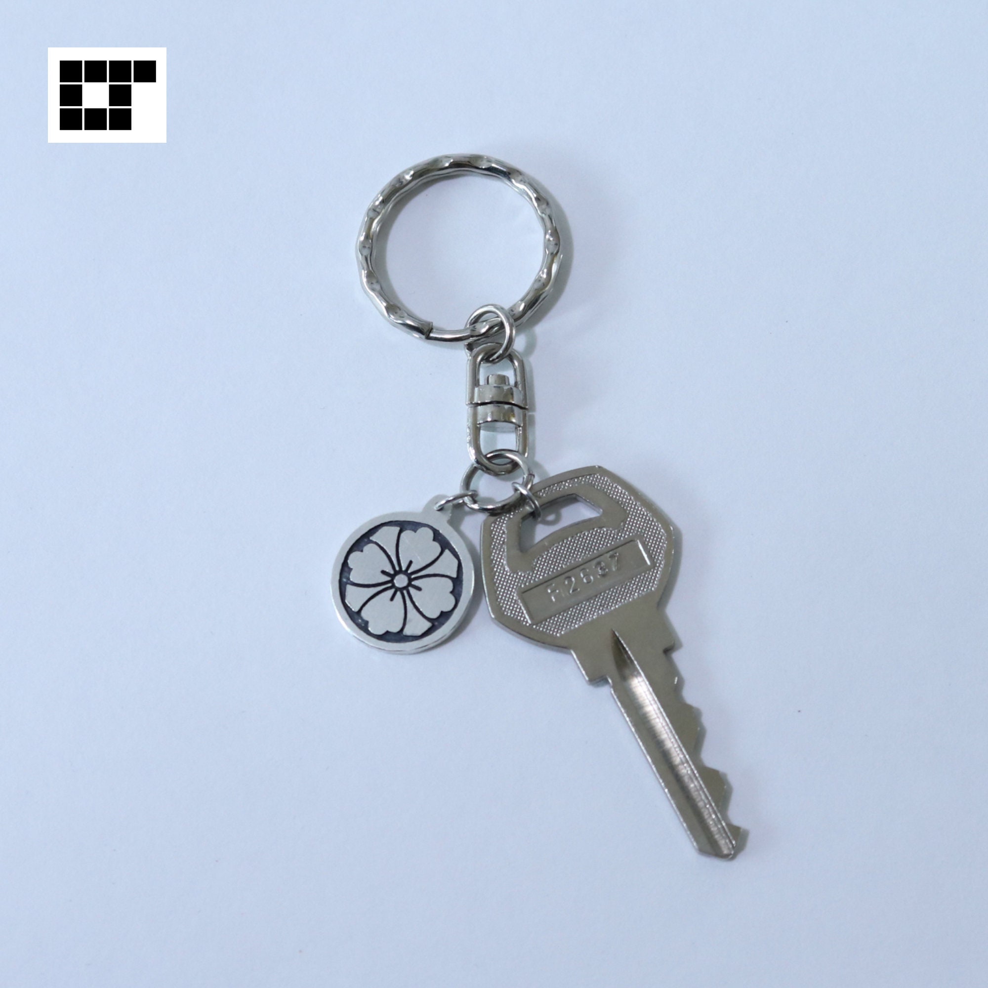 Swords and Hanabishi Square in a Circle Key Chain Kamon | Etsy