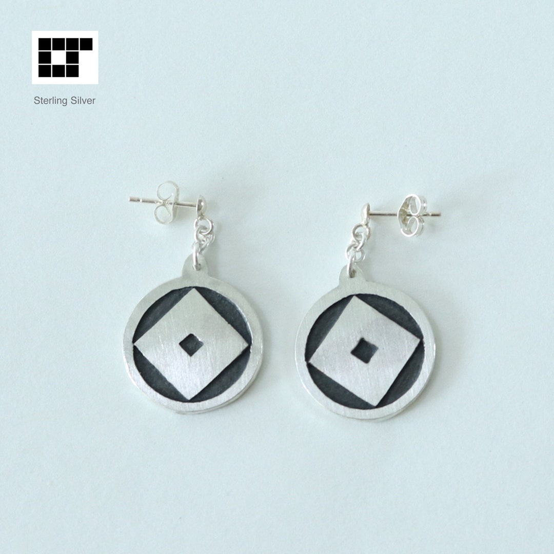 Kuginuki in a Circle Maruni Tsuta Kamon Earrings Japanese Clan Crest ...